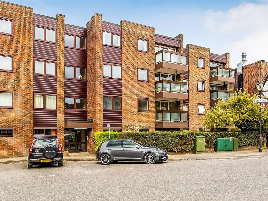 2 bed flat for sale in Oakleigh Court, Station Road West, Oxted RH8, £ ...