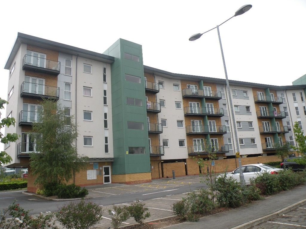 2 bed flat to rent in Parkhouse Court, Hatfield AL10, £1,600 pcm - Zoopla
