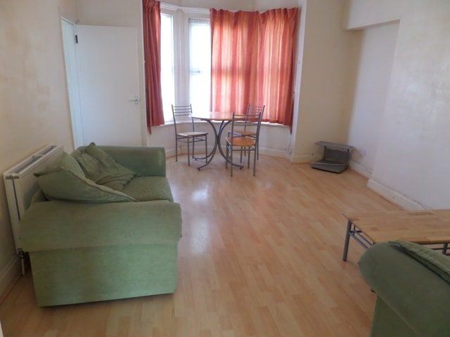 1 bed flat to rent in Bulstrode Road, Hounslow TW3, £1,275 pcm - Zoopla