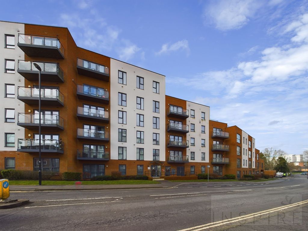 1 bed flat for sale in West Green Drive, Crawley RH11, £135,000 - Zoopla
