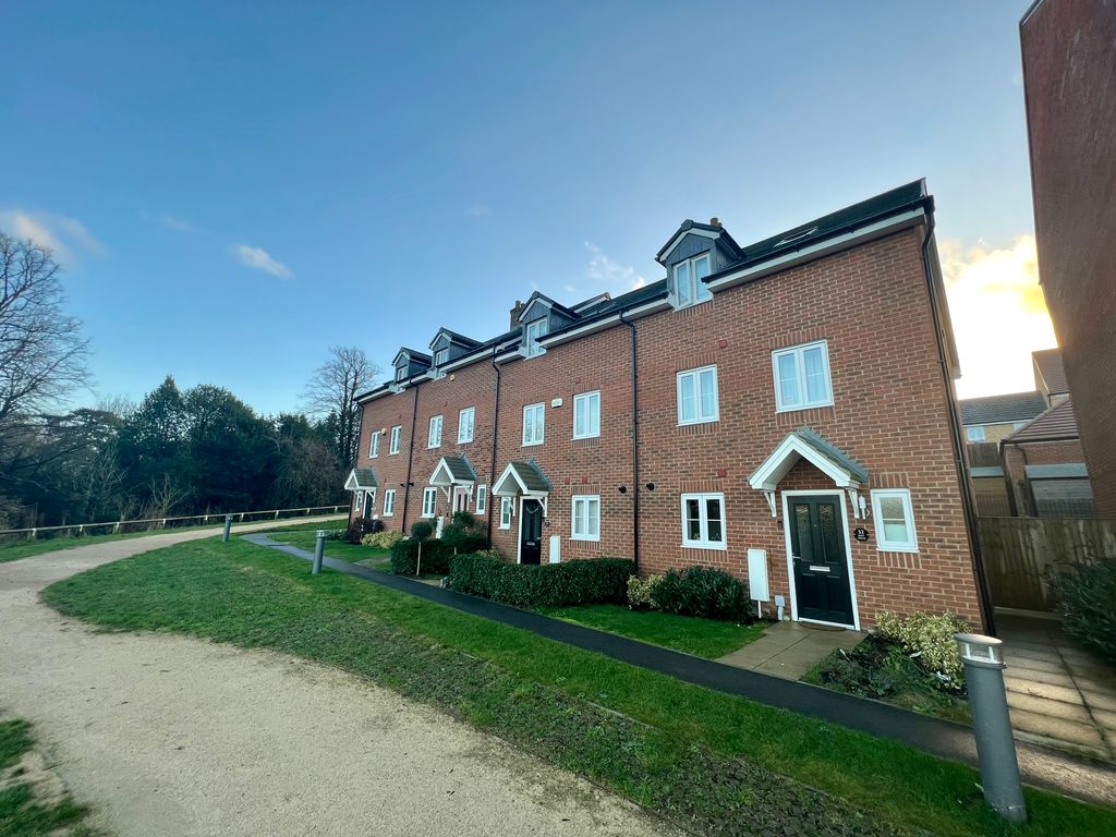 4 bed property to rent in Pipit Walk, Hemel Hempstead HP3 - Zoopla