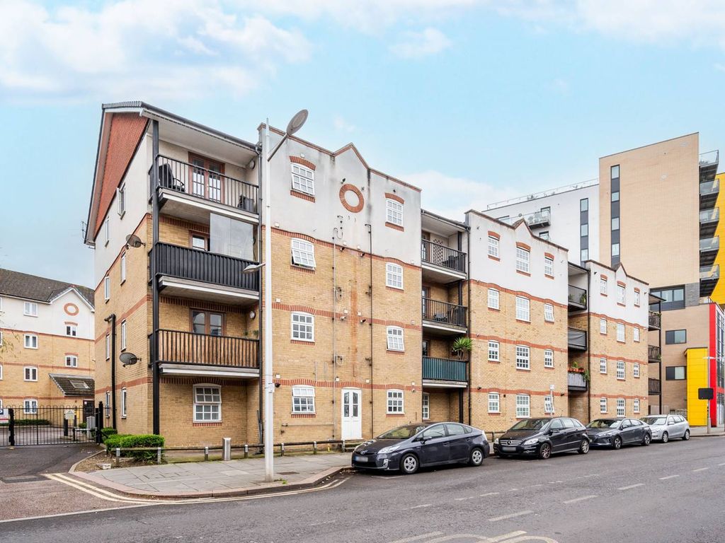 1 bed flat to rent in Bellmaker Court, Bow, London E3, £3,000 pcm - Zoopla