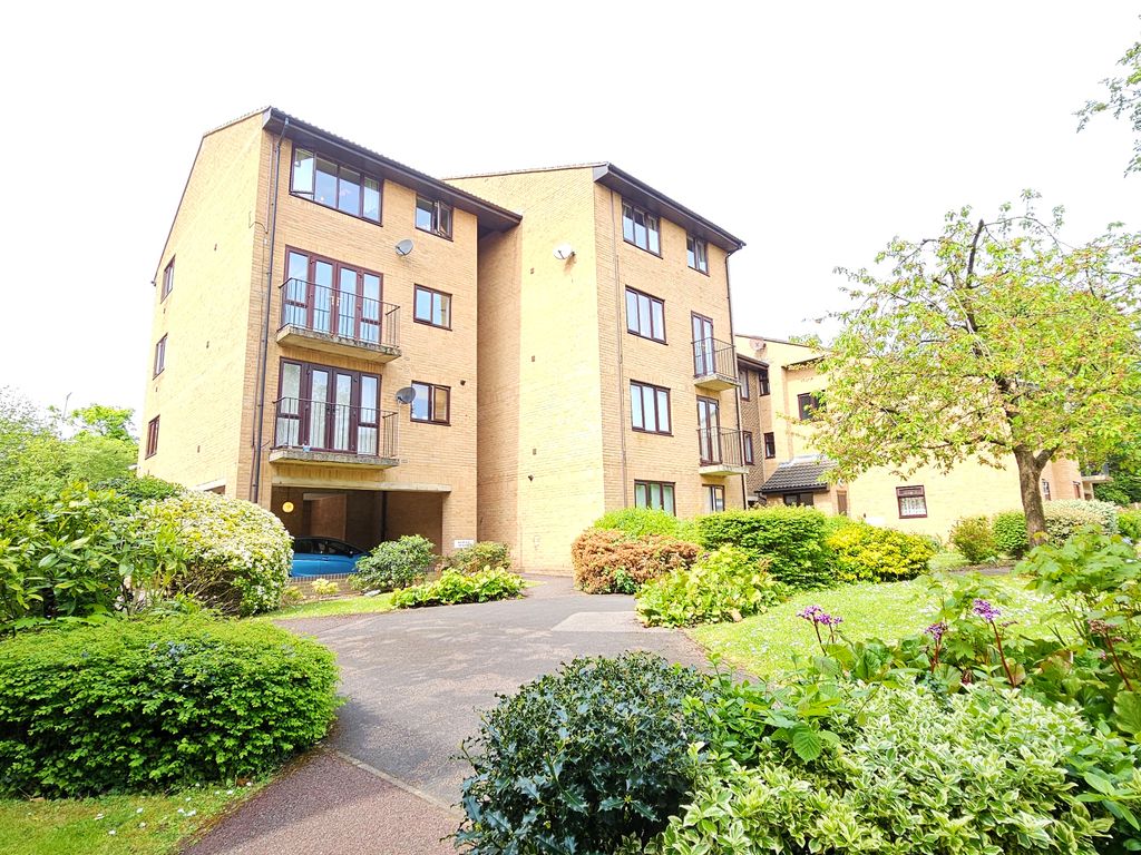 2 bed flat for sale in The Rowans, Woking GU22, £275,000 - Zoopla