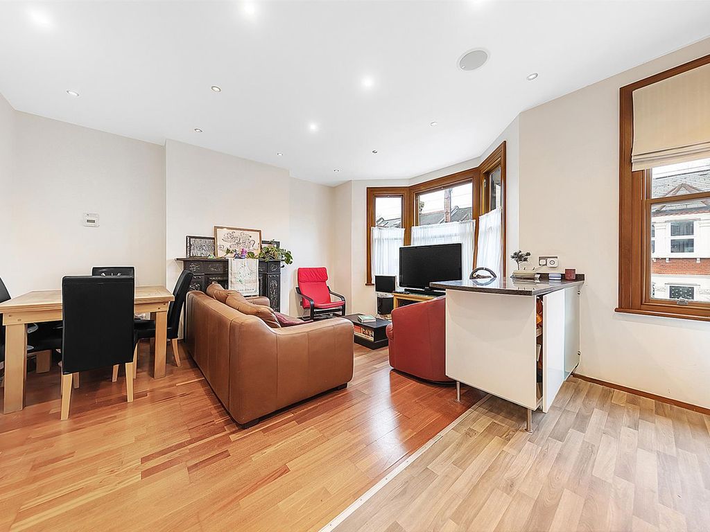 2 bed flat to rent in Fairmount Road, London SW2 - Zoopla
