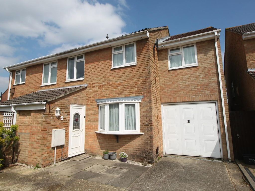 4 bed semi-detached house for sale in Calbourne, Netley Abbey ...