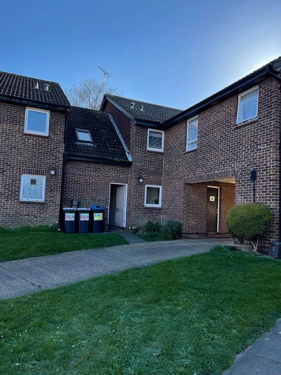 Studio to rent in Wyatt Road, Dartford, Kent DA1, £900 pcm - Zoopla