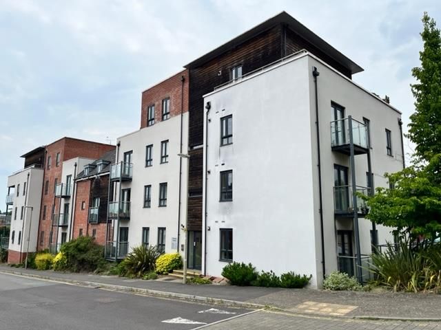 2 bed flat to rent in Sinclair Drive, Basingstoke RG21, £1,300 pcm - Zoopla