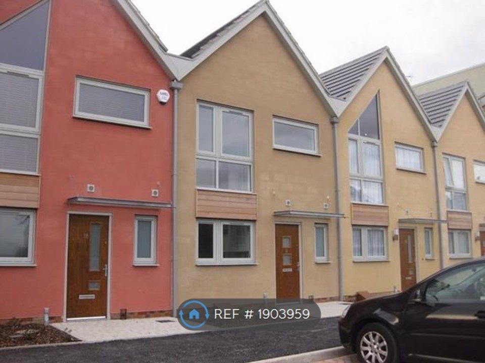 2 bed terraced house to rent in Birdwood Avenue, Dartford DA1, £1,400 pcm - Zoopla