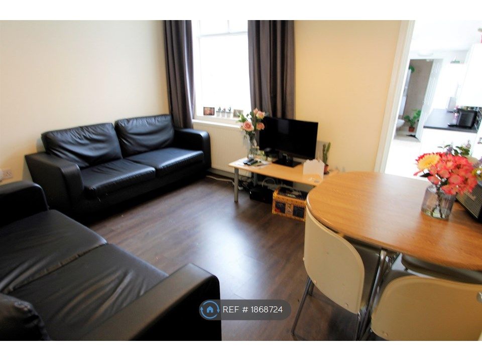 3 bed terraced house to rent in Blenheim Gardens, Reading RG1, £1,800 pcm - Zoopla