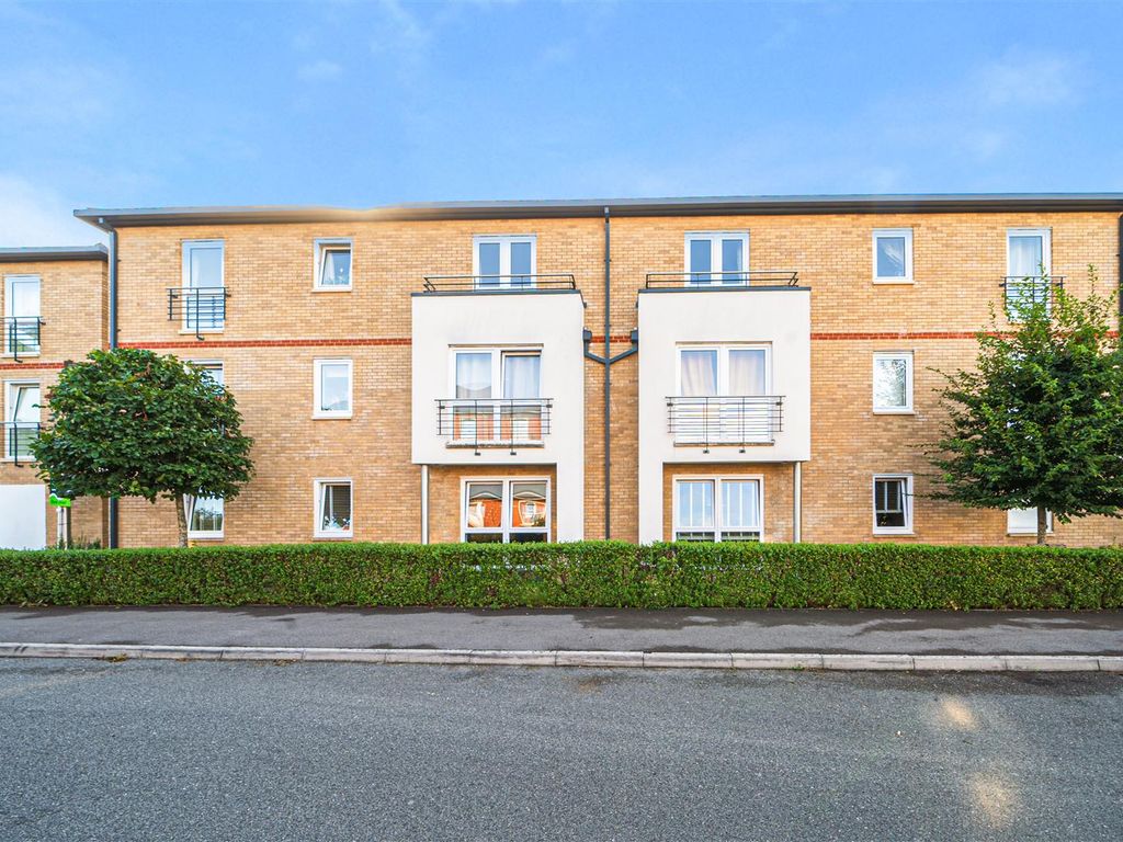 2 bed flat for sale in Sunwood Drive, Sherfield-On-Loddon, Hook RG27, £ ...