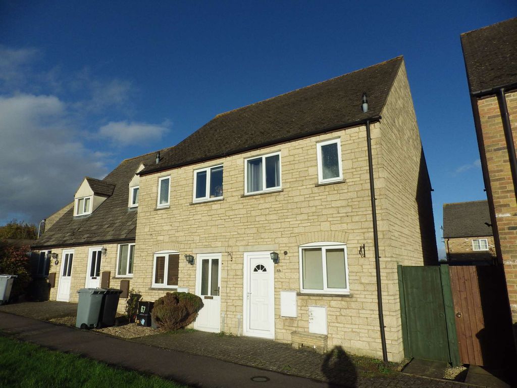 2 Bed Terraced House To Rent In Barrington Close Witney Oxfordshire