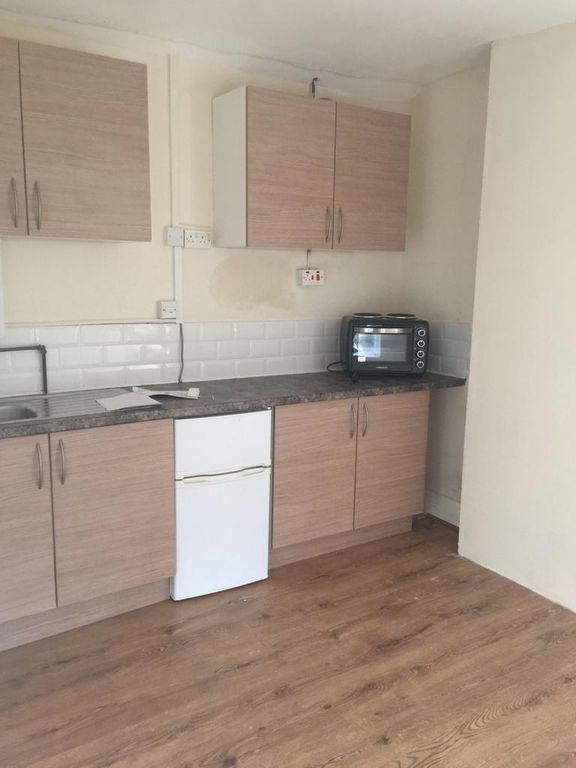 Studio to rent in Trinity Street, Barry CF62 - Zoopla
