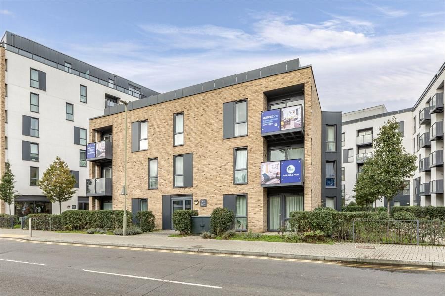2 bed flat to rent in Garfield Road, Addlestone KT15, £1,500 pcm - Zoopla