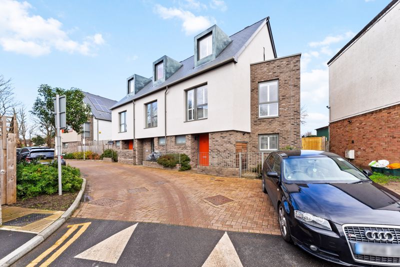 4 bed town house for sale in Corbet Close, Hackbridge, Surrey SM6 - Zoopla