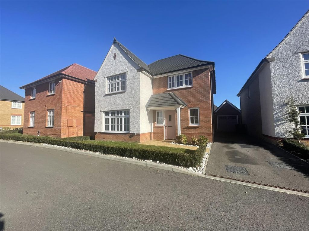 4 bed detached house for sale in Dixon Link, Langdon Hills, Basildon ...