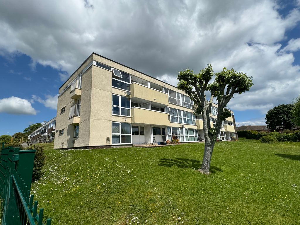 2 bed flat to rent in Barton Road, Torquay TQ1, £895 pcm - Zoopla