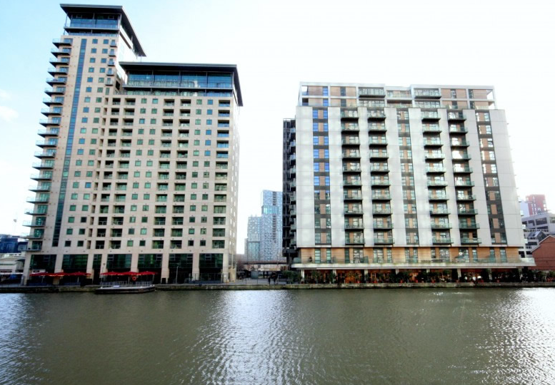 2 bed flat to rent in Discovery Dock Apartments West, South Quay Square ...