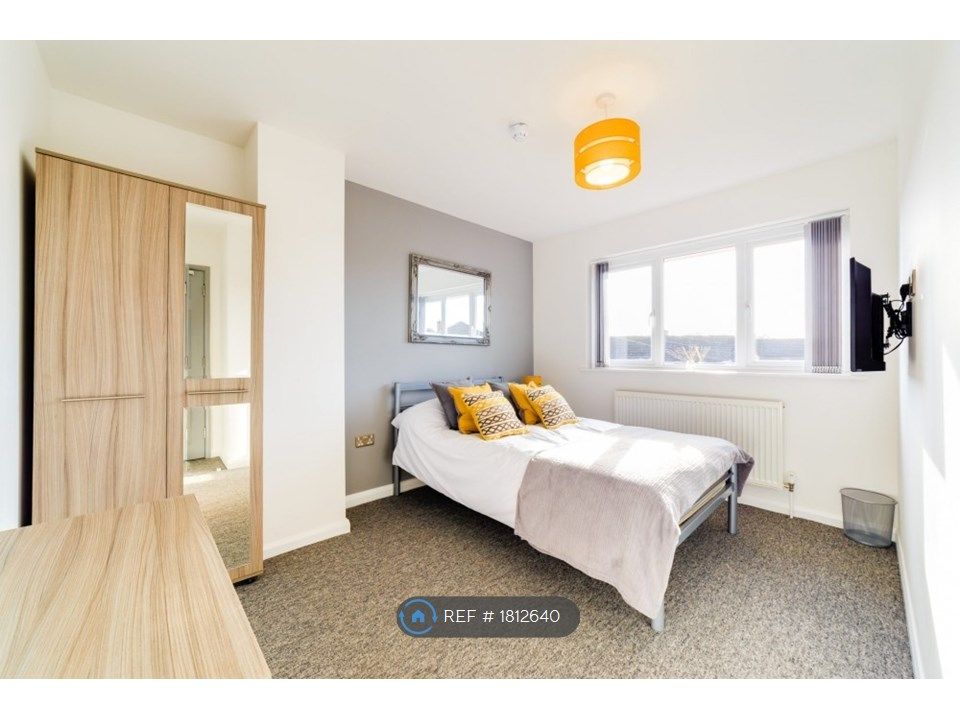 Room to rent in Matlock Avenue, Manchester M7, £600 pcm - Zoopla