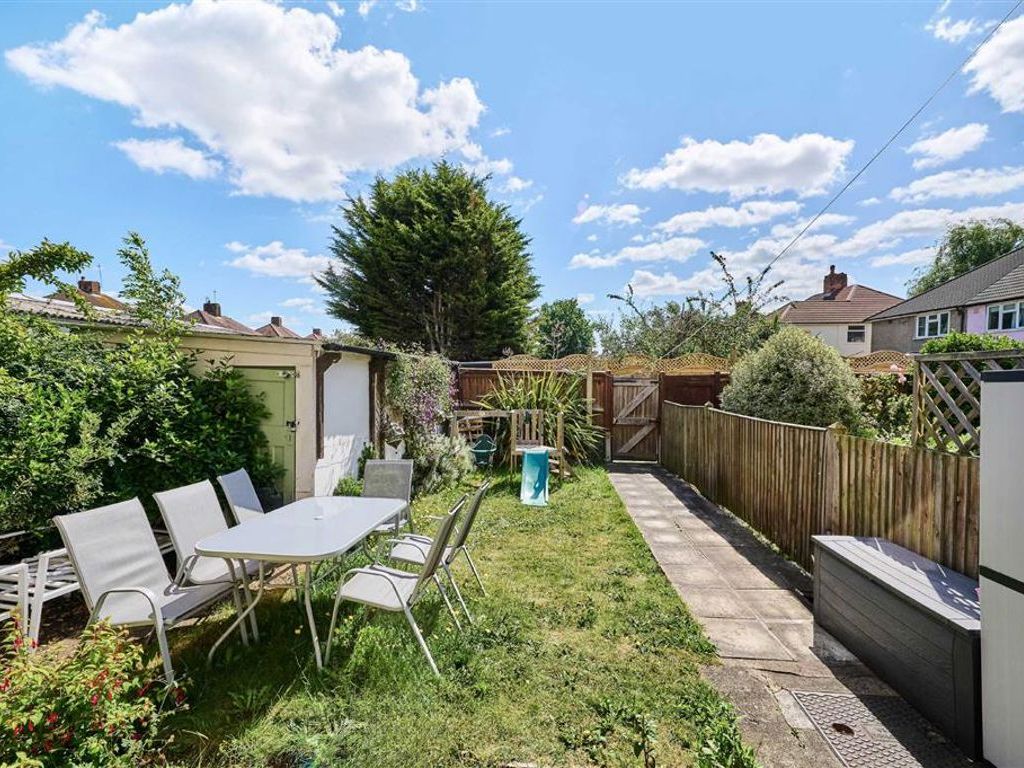 2 bed flat to rent in Avenue Road, Bexleyheath DA7, £1,550 pcm - Zoopla