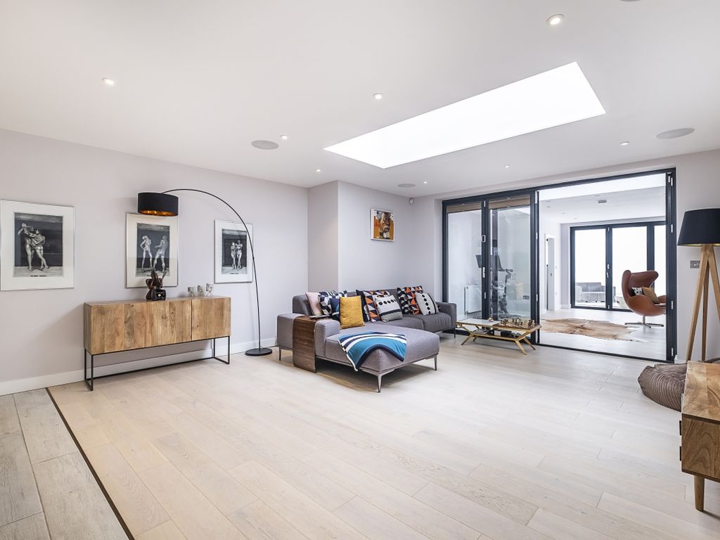 3 bed flat to rent in Carlton Drive, London SW15, £3,500 pcm - Zoopla