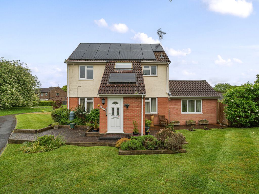 3 bed end terrace house for sale in Linnet Walk, Wokingham, Berkshire ...