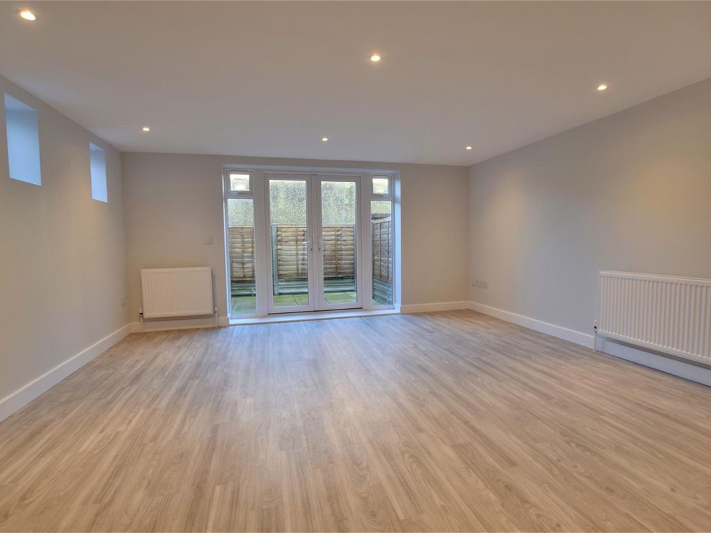 Studio to rent in Market Street, Watford WD18, £1,100 pcm - Zoopla