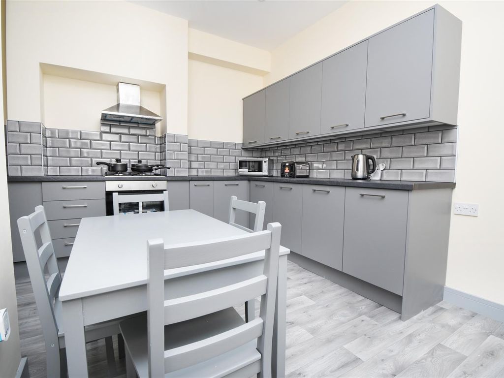 Room to rent in Renshaw Street, Burnley BB10, £433 pcm - Zoopla