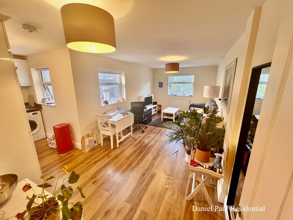 1 bed flat to rent in Goldhawk Road, London W12, £1,699 pcm - Zoopla