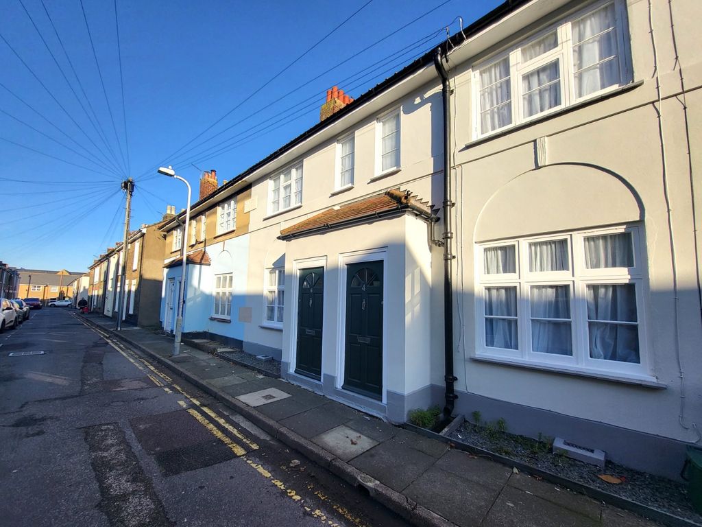 2 bed flat to rent in Princes Street, Deal, Kent CT14, £1,050 pcm - Zoopla