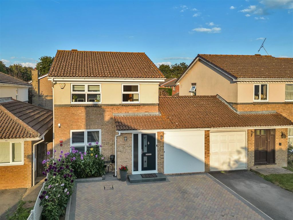 3 Bed Link Detached House For Sale In Beedon Drive Bracknell