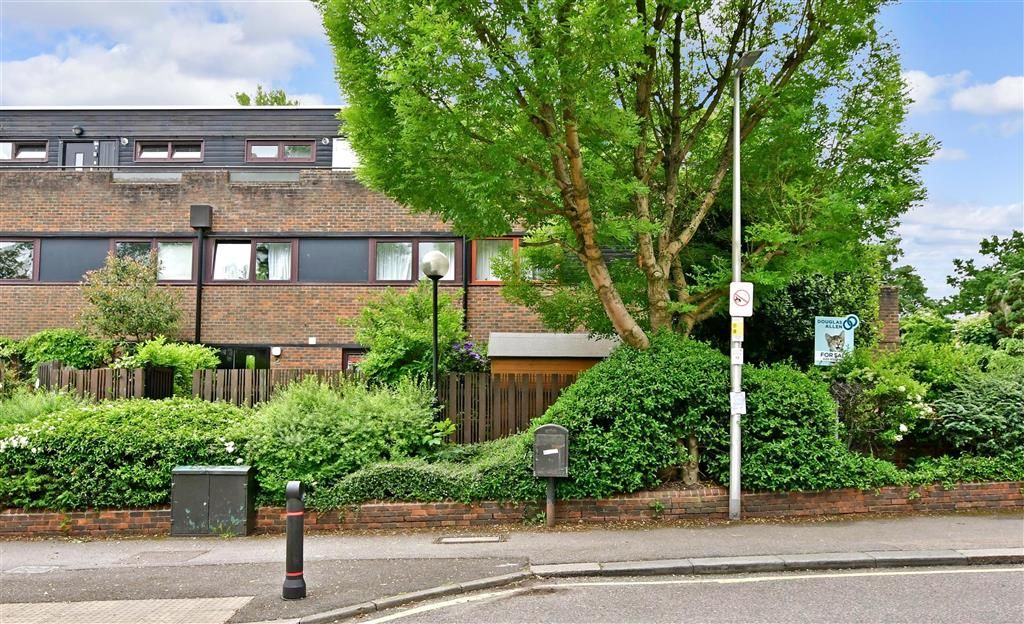 3 bed maisonette for sale in Silver Mead, Churchfields, London E18 - Zoopla