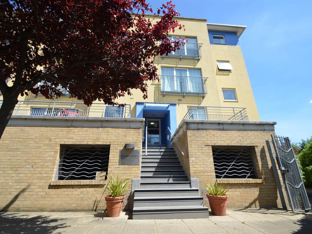 1 bed flat to rent in Rogers Court, Premiere Place, London E14, £1,800 ...