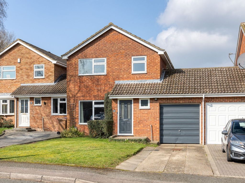 3 bed link detached house for sale in Girons Close, Hitchin SG4, £ ...