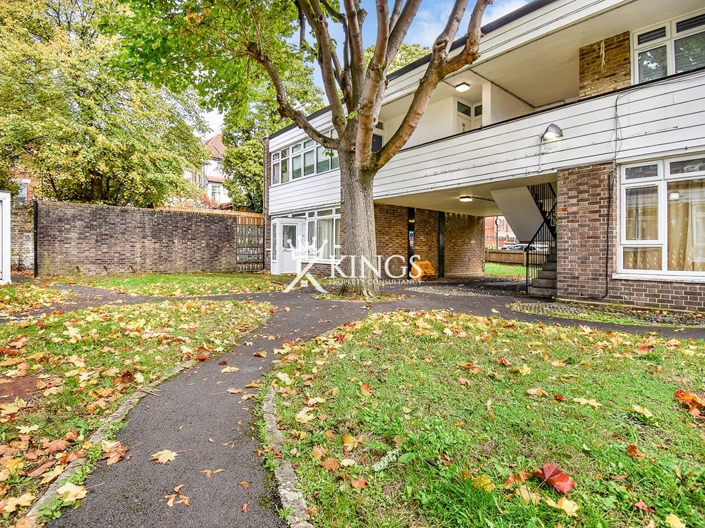 2 bed flat for sale in Bournevale Road, London SW16 - Zoopla