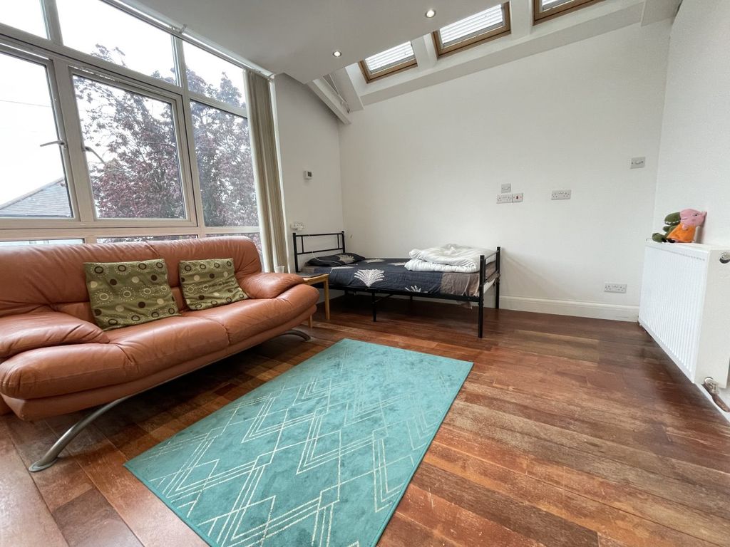 Room to rent in Pinner View, North Harrow, Harrow HA1, £975 pcm - Zoopla