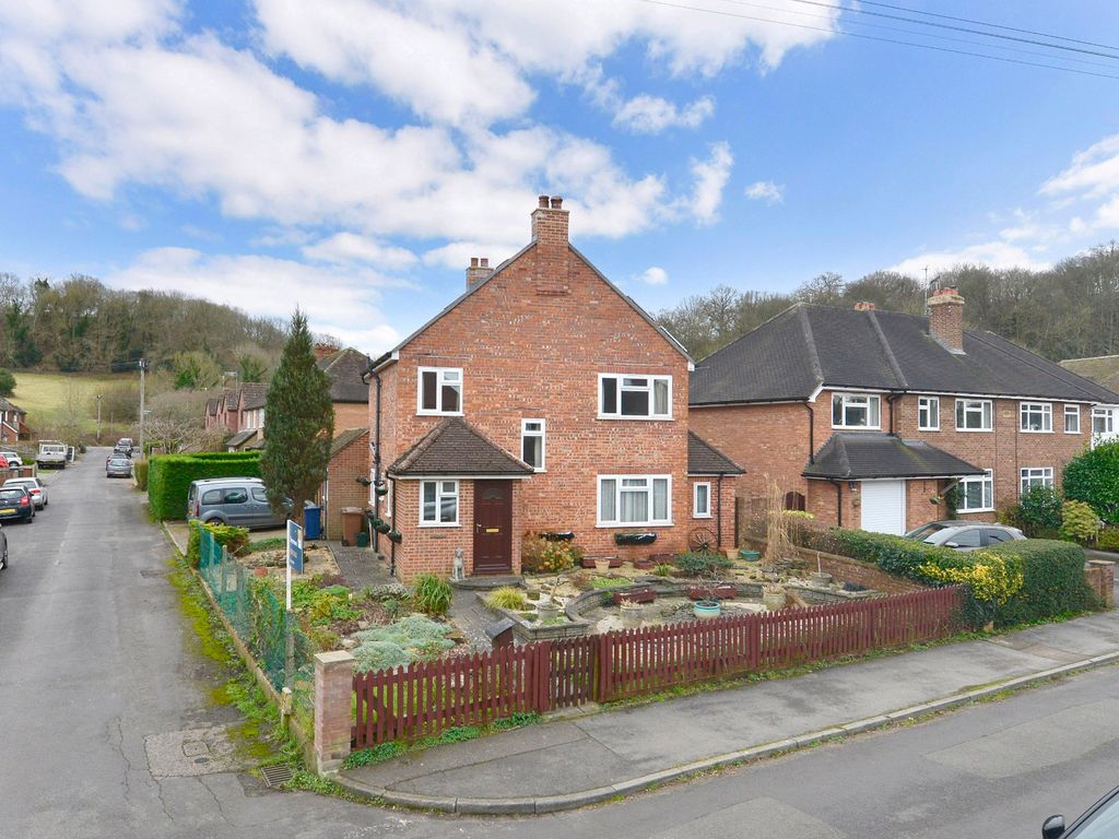 3 bed detached house for sale in Godalming, Surrey GU7, £725,000 - Zoopla