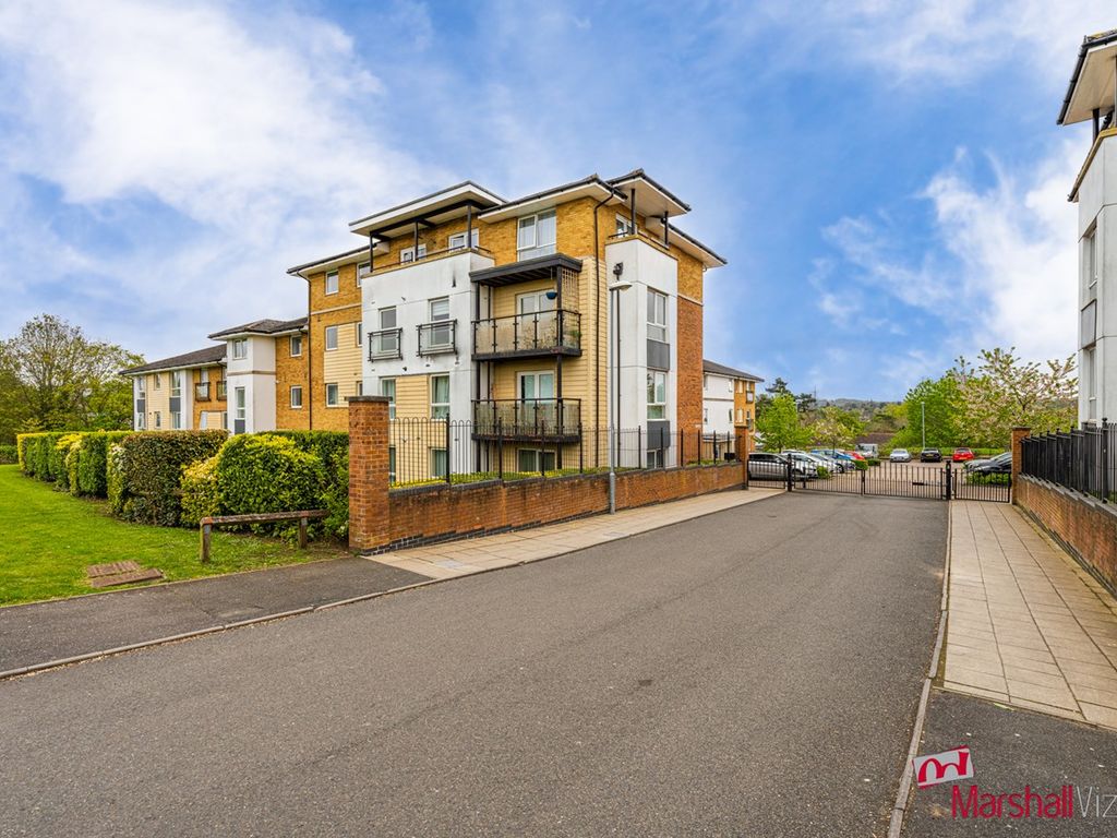 2 Bed Flat For Sale In Faraday Court Franklin Avenue Watford Wd18 £
