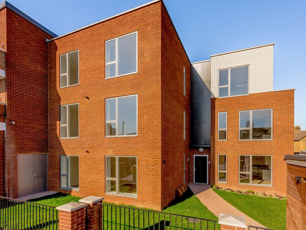 1 bed flat to rent in 2-6 Green Lane, Shepperton TW17, £1,400 pcm - Zoopla