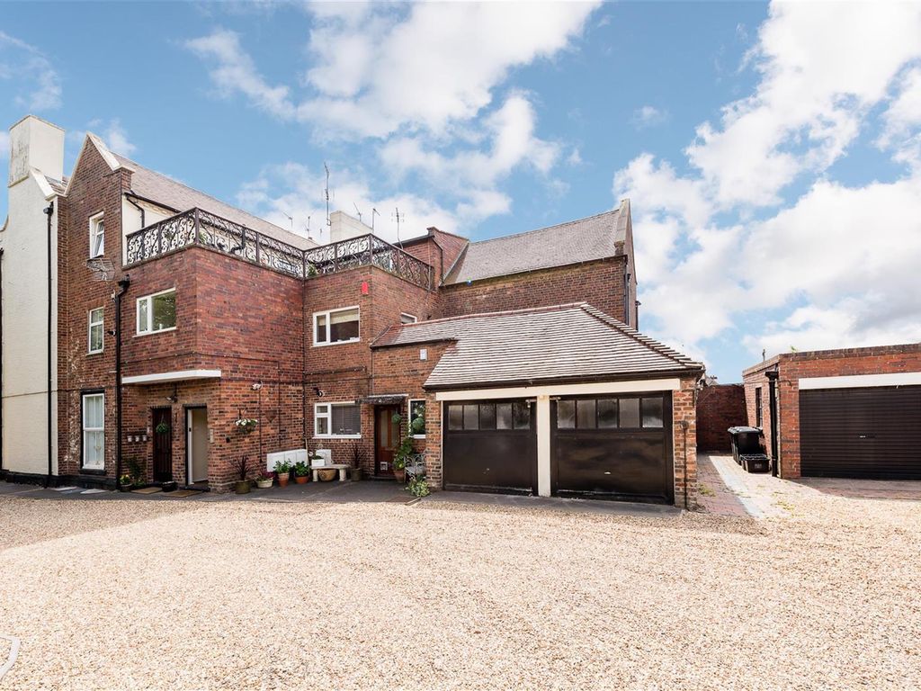 2 Bed Flat To Rent In Flat 5 Dawley Court 23 Wolverhampton Road