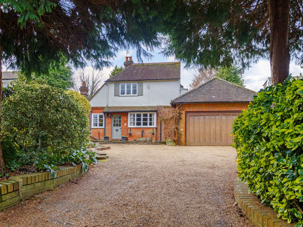 4 Bed Detached House For Sale In Kingswood Road Tadworth Kt20 £