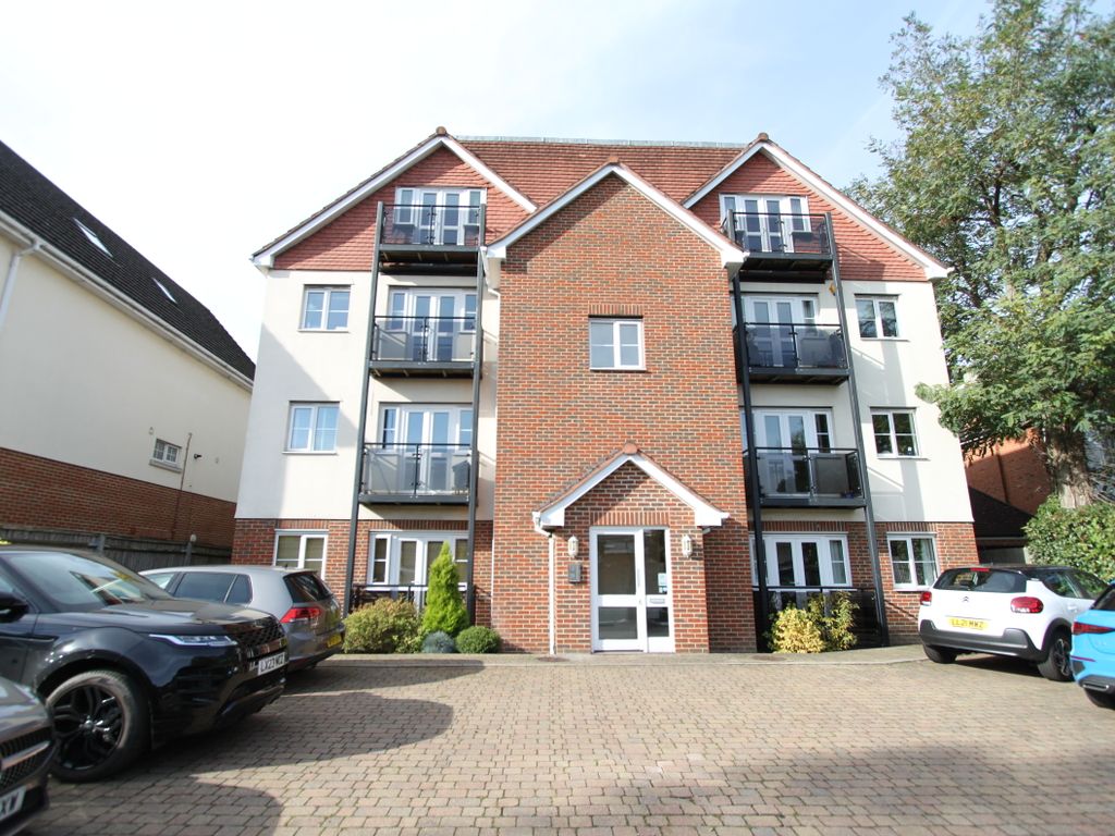 2 bed flat to rent in Plaistow Lane, Bromley, Kent BR1, £1,650 pcm - Zoopla