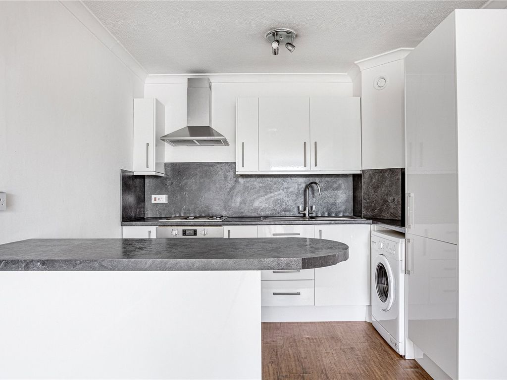 1 bed flat to rent in Kestrel House, 4 Grant Road, London SW11 - Zoopla