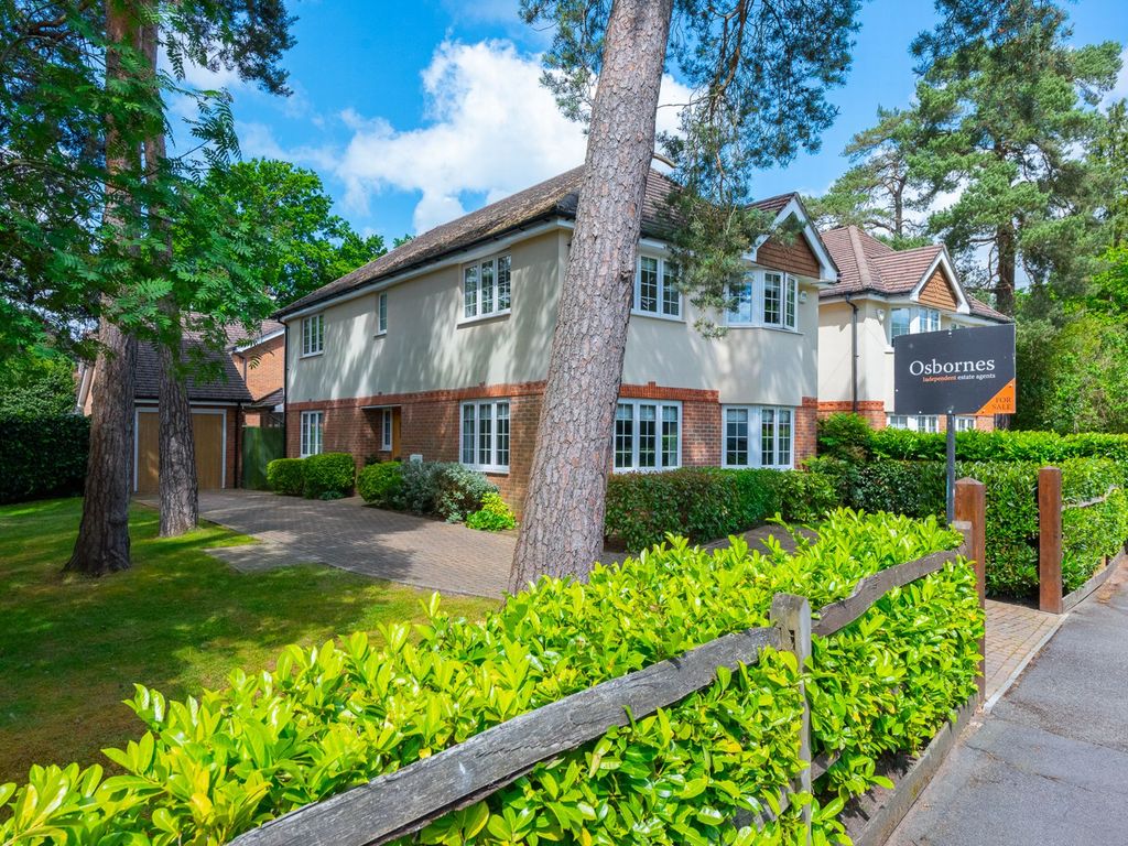 4 bed detached house for sale in Canterbury Road, Farnborough GU14, £ ...