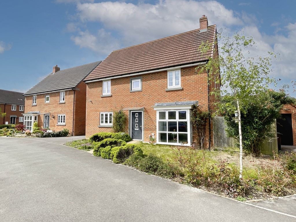 4 bed detached house to rent in Hewitt Road, Basingstoke, Hampshire ...