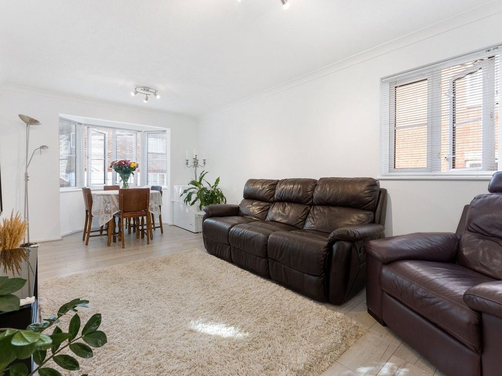 2 bed flat for sale in Autumn Drive, Sutton SM2, £290,000 - Zoopla