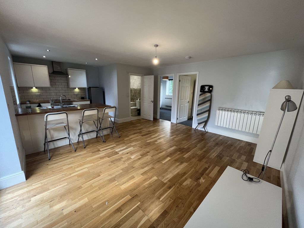 2 bed flat to rent in Newton Road, Leeds LS7, £900 pcm - Zoopla