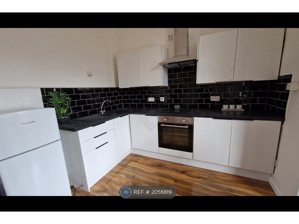 3 bed flat to rent in Polygon Road, Manchester M8, £1,250 pcm - Zoopla