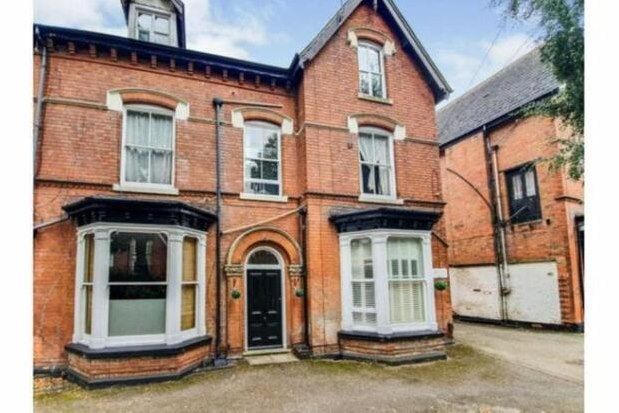 2 bed flat to rent in Dudley Park Road, Birmingham B27, £925 pcm - Zoopla