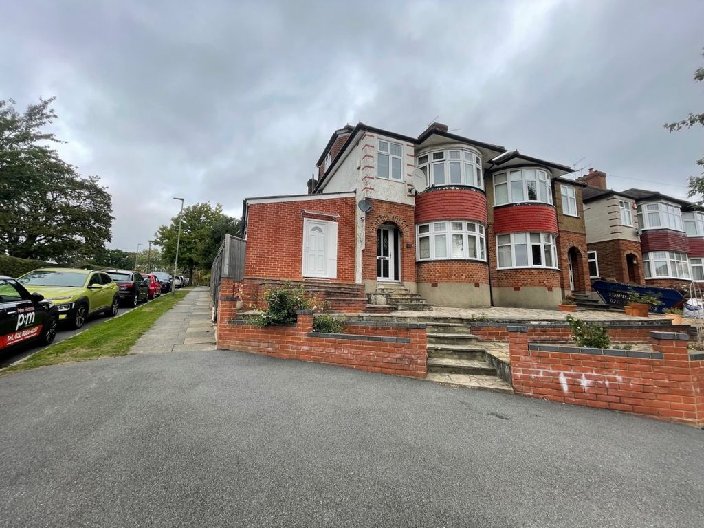 2 bed flat to rent in Monkfrith Way, London N14, £1,850 pcm - Zoopla