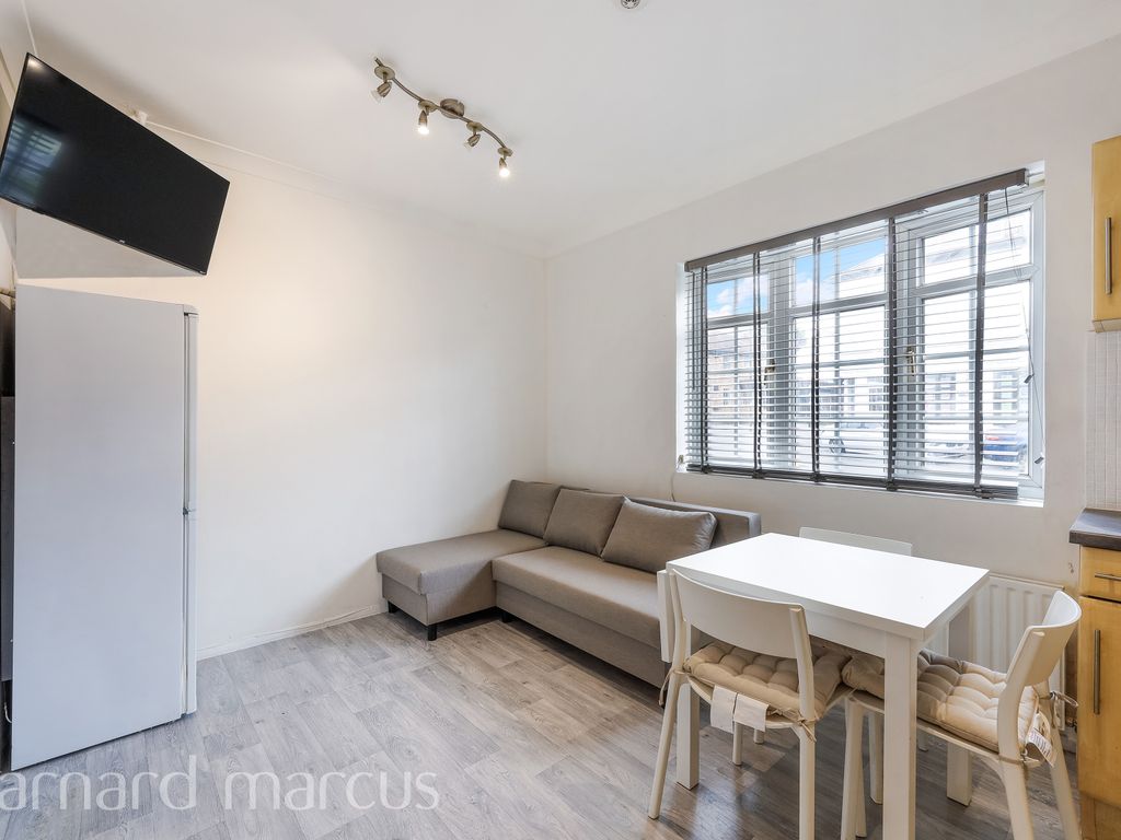 3 bed property to rent in Selsdon Road, South Croydon CR2, £2,100 pcm ...